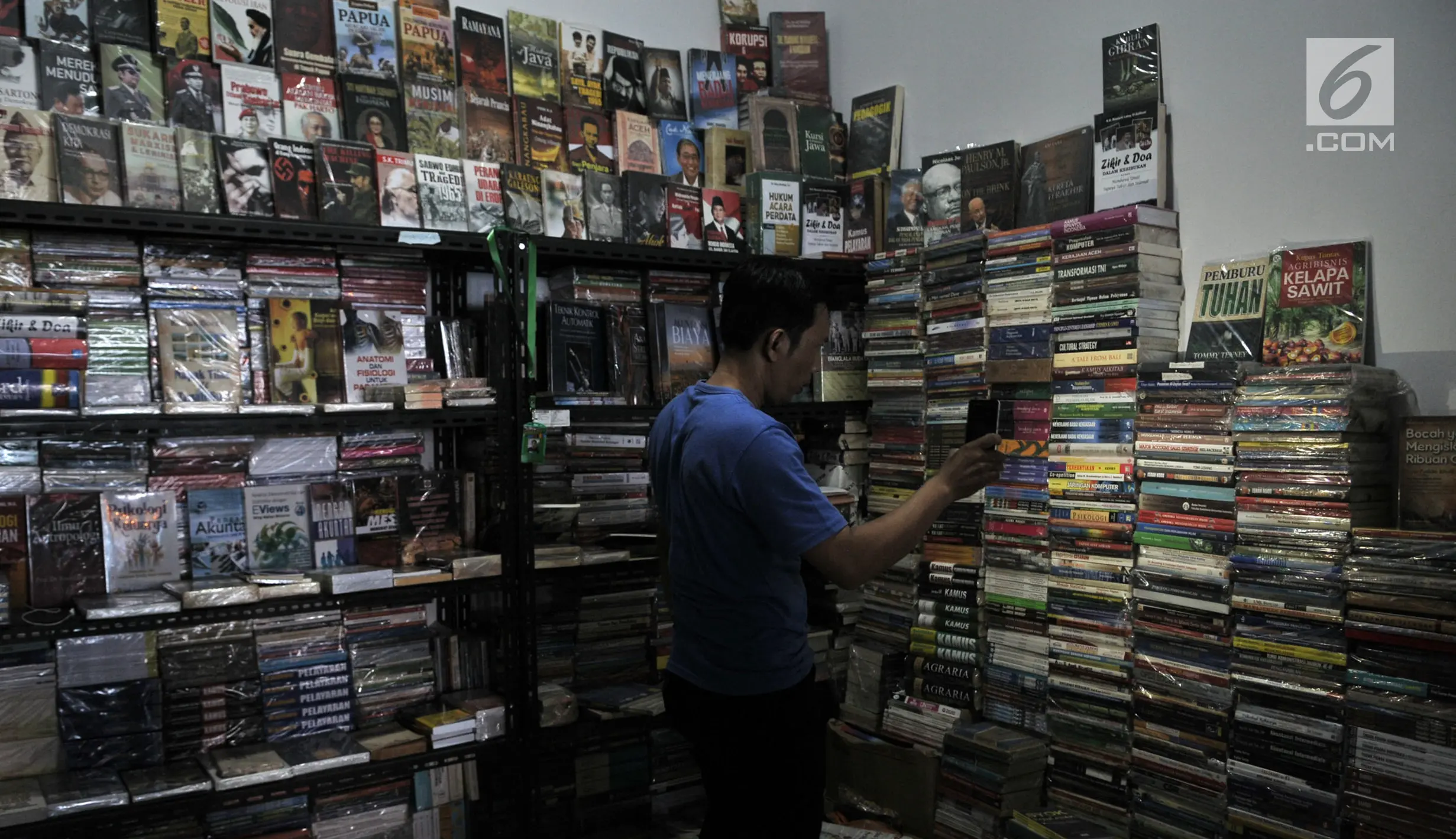 FOTO: Wisata Buku Pasar Kenari Sepi Pembeli - Foto Liputan6.com