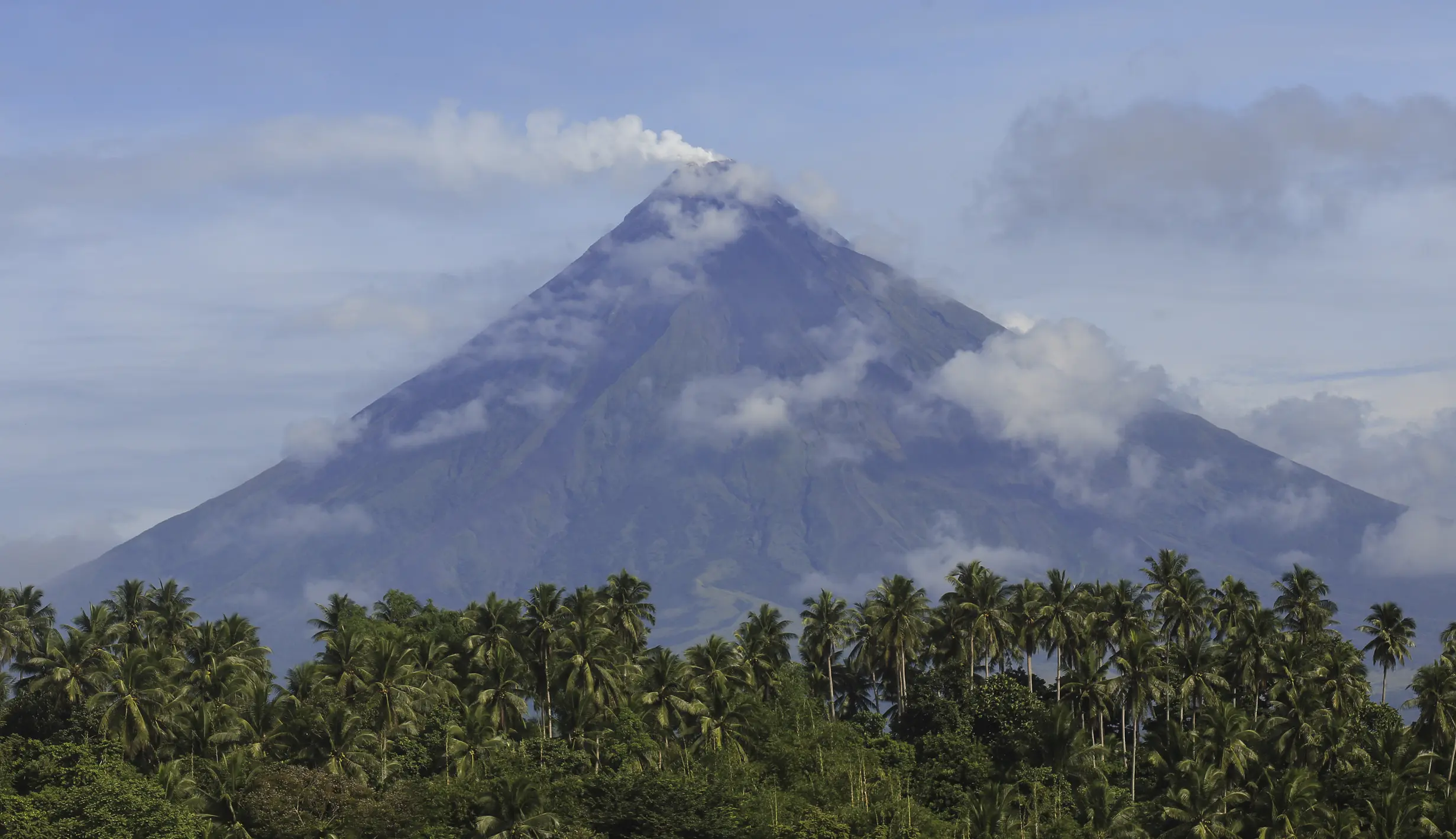 Penampakan Gunung Mayon di Filipina Keluarkan Asap Putih - Foto ...