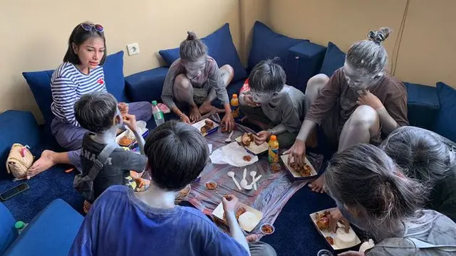 6 Potret Kedekatan Rezy Adisty dan Anak-Anak Manusia Silver, Jadi ...