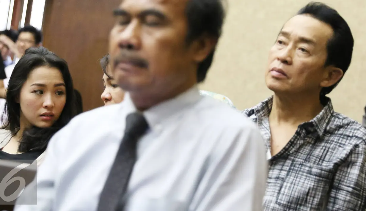 Saudara Kembar Mirna Salihin Serius Saksikan Sidang Kopi Maut - Foto ...