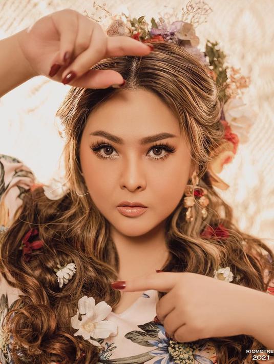 7 Potret Terbaru Audy Item Turun Berat Badan, Gaya Makeup dan Baju ...