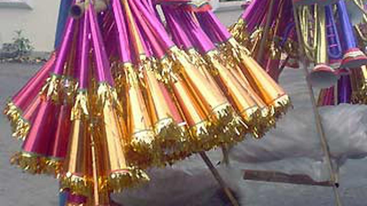 Limbah Kertas Jadi Terompet Tahun Baru - News Liputan6.com