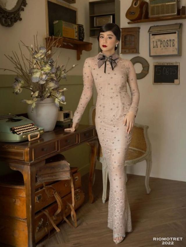7 Gaya Vintage Alin Alfauziah dalam Pemotretan Ini Banjir Pujian - Hot ...