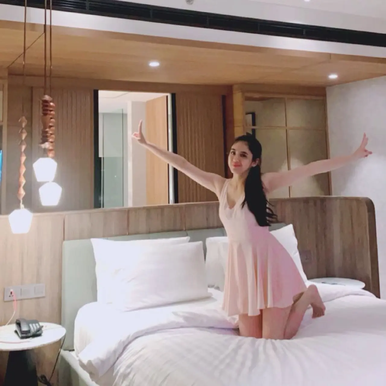 Genap Berusia 35 Tahun, Ini 7 Potret DJ Una Tampil Menawan Pakai Dress - Hot Liputan6.com