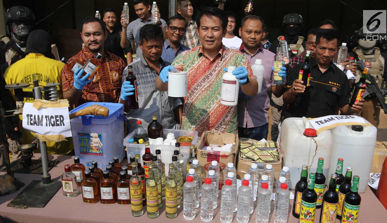 FOTO: Polisi Sita 4.314 Botol Miras Berbagai Merek - Foto Liputan6.com