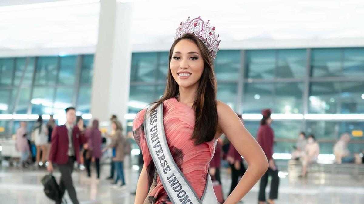 8 Potret OOTD Laksmi De Neefe Suardana di Bandara untuk Miss Universe ...