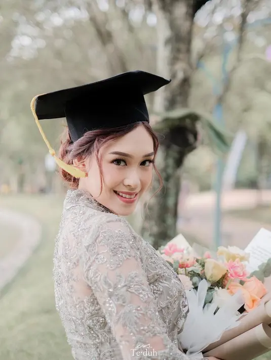 Potret Luthya Sury Mantan Pacar Baim Wong, Remake Foto Bareng Tyo dan ...