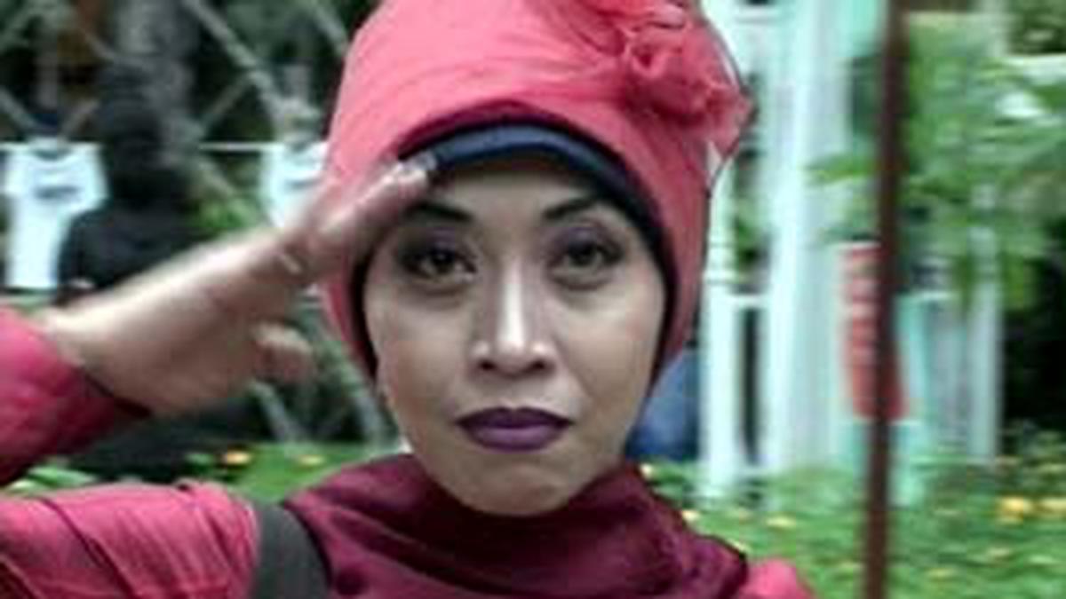 Trie Utami Dikerubuti "Kumbang" - ShowBiz Liputan6.com