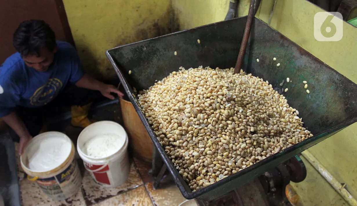 FOTO: Imbas Kenaikan Harga Kedelai, Produsen Tahu Kurangi Produksi ...