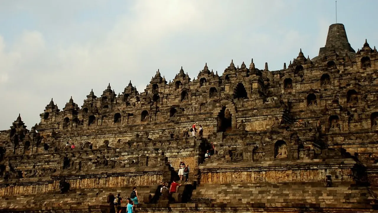 Sejarah Candi Borobudur dan 3 Zona Bangunannya yang Punya Makna ...