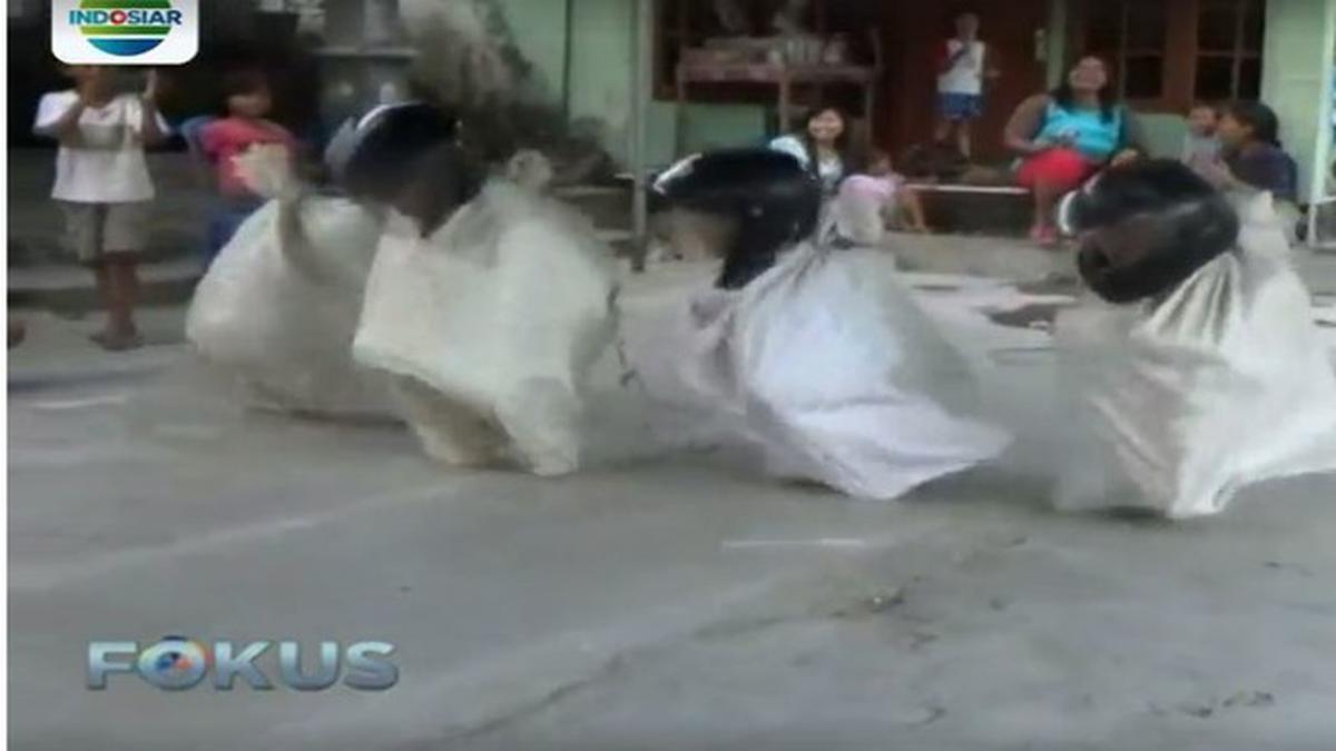 Lomba Balap Karung Jongkok Pakai Helm Kocok Perut Warga Klaten - News Liputan6.com