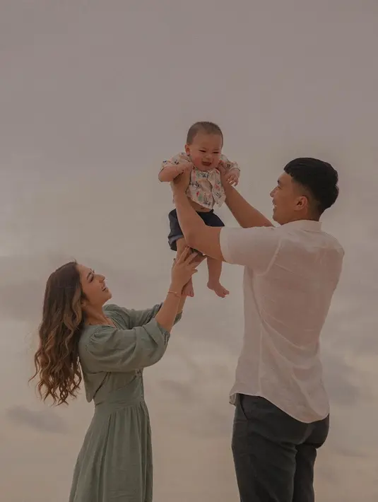 Pemotretan Keluarga Kecil Nikita Willy dan Indra Priawan, Baby Izz ...