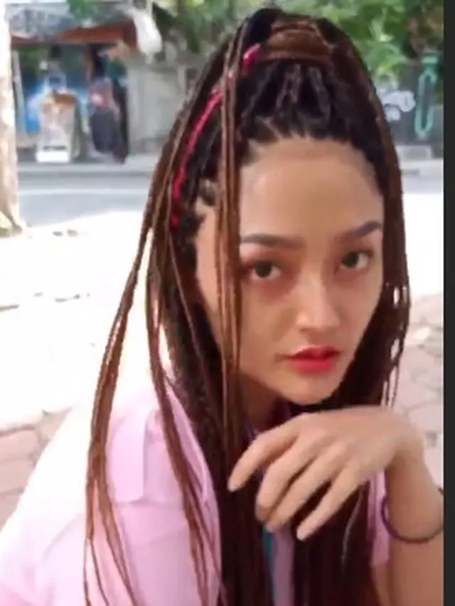 6 Potret Rambut Baru Siti Badriah Bergaya Cornrow, Bikin Pangling - Hot ...