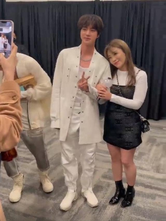 Detail Tampilan Jae Lin, Istri Anderson Paak saat Berfoto dengan Jin ...