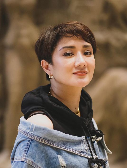 Pesona Melly Mono Eks Vokalis She yang Tampil Awet Muda Jelang Usia 40 ...