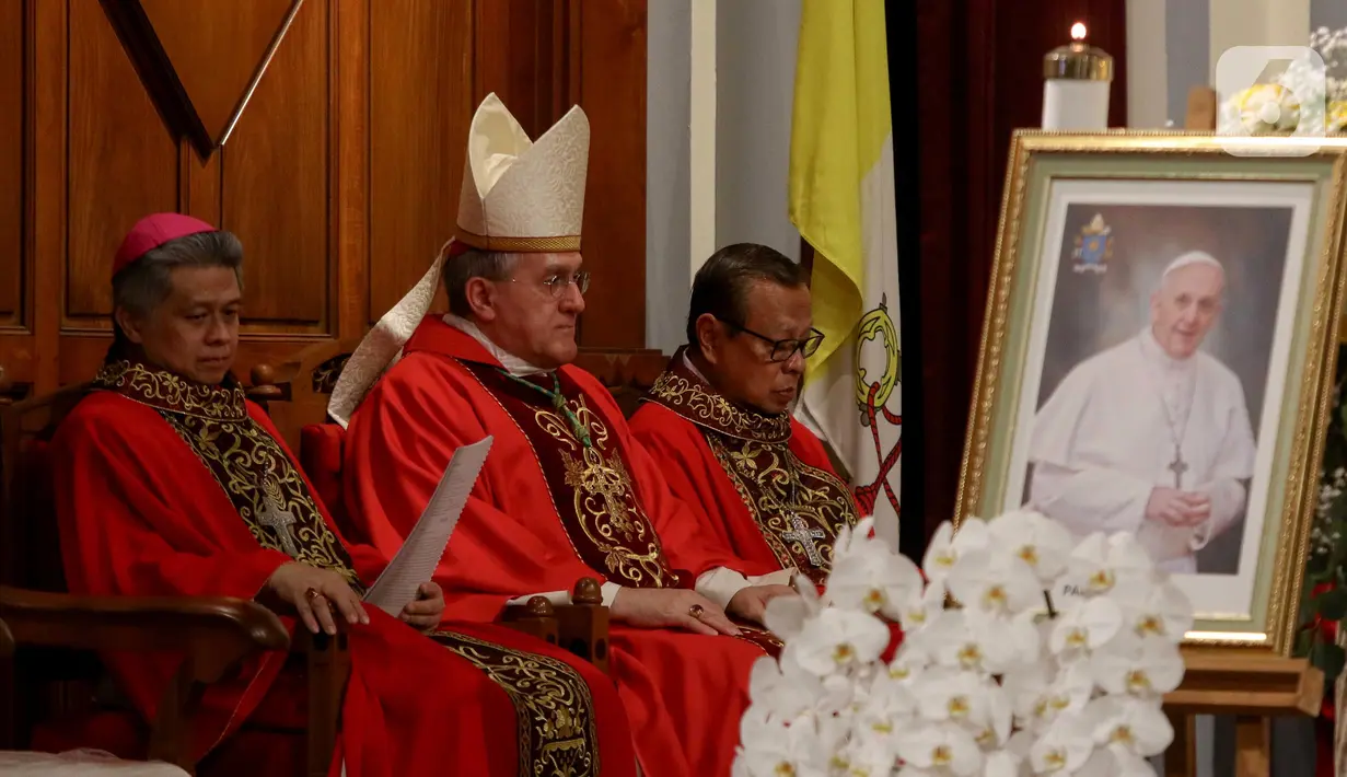 Ribuan Umat Katolik Hadiri Misa Requiem Paus Fransiskus di Gereja Katedral Jakarta - Foto ...