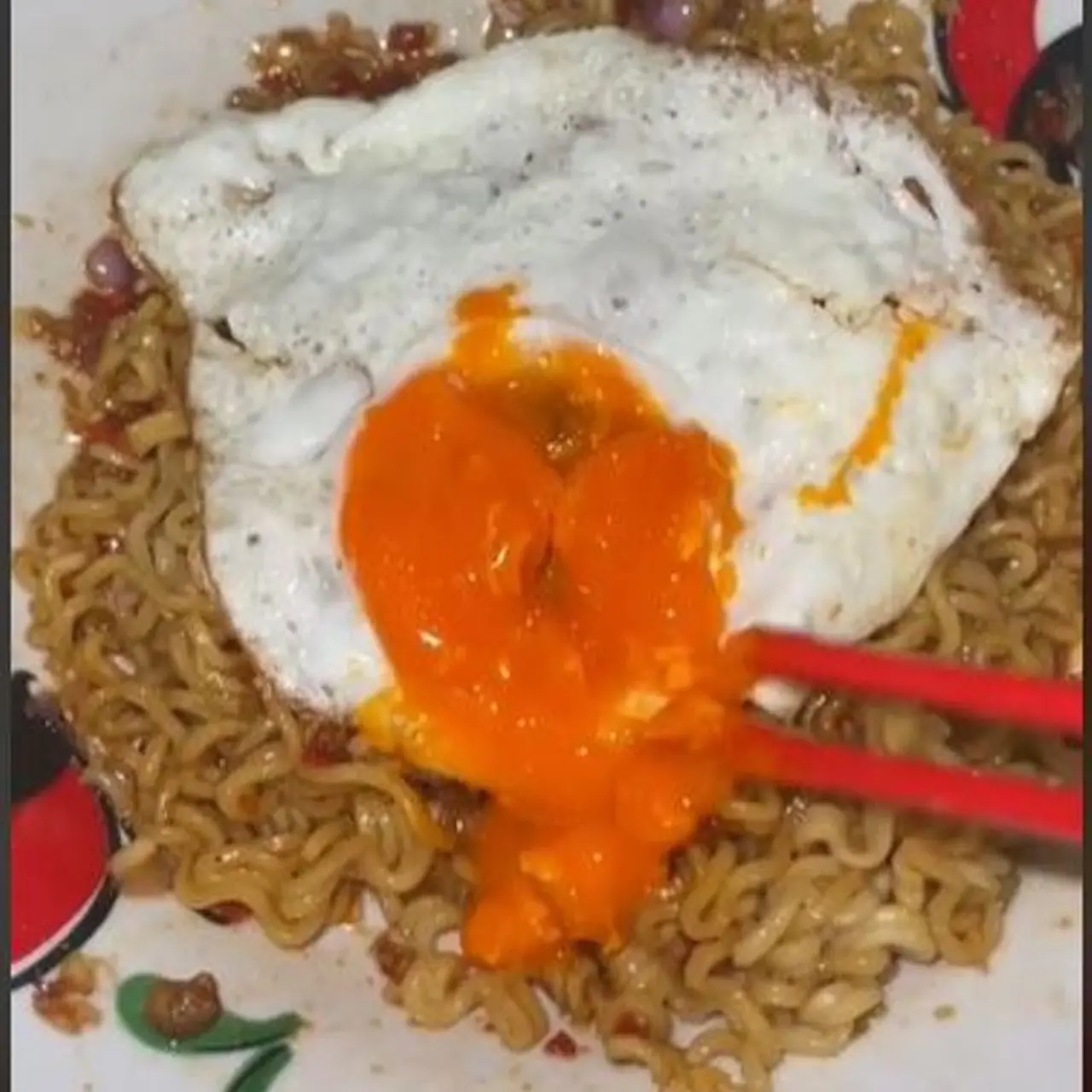 Viral Racikan Mi Instan Pakai Bawang dan Minyak Panas, Bakal Jadi Tren Baru? - Lifestyle ...