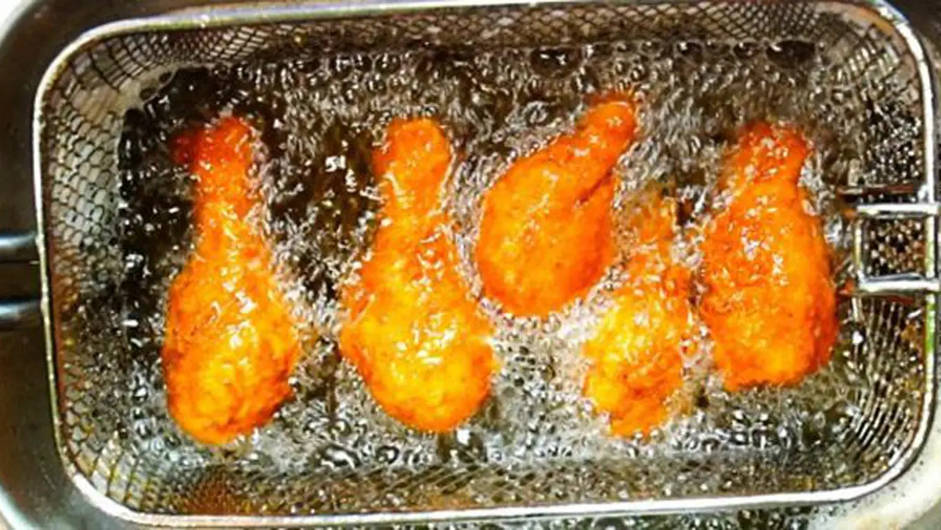 Tips Teknik Deep Frying Agar Gorengan Lebih Sehat dan Lezat - Lifestyle ...