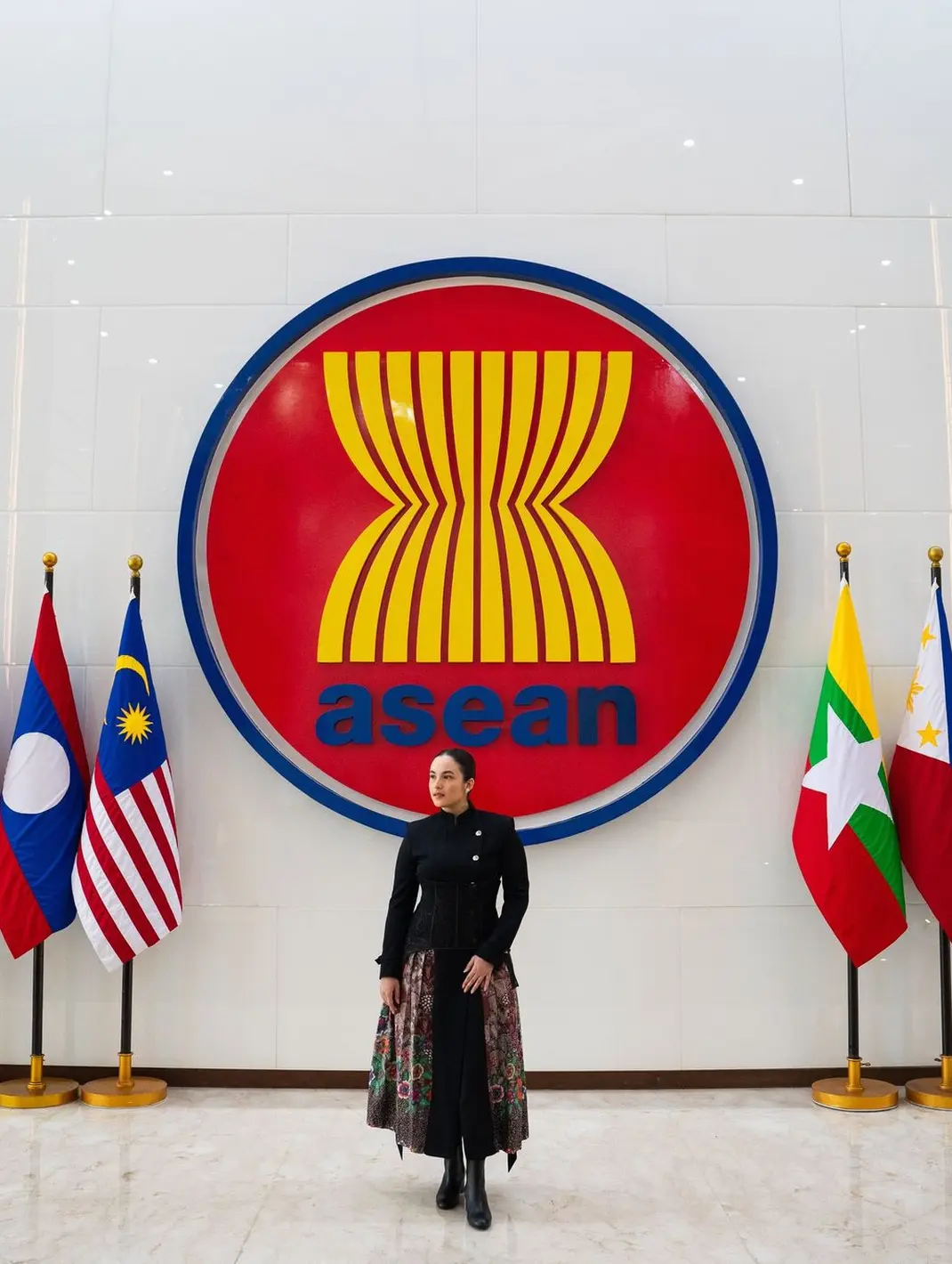 5 Gaya Maskulin Chelsea Islan Pakai Dress Batik Bersiluet Beskap ...