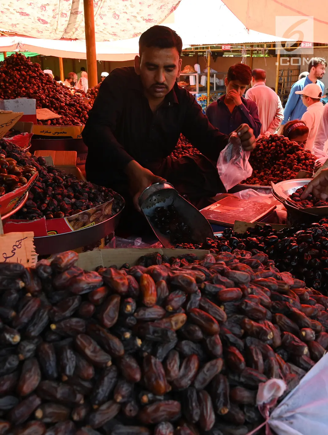 FOTO: Memasuki Ramadan, Warga Pakistan Berburu Kurma - Foto Liputan6.com
