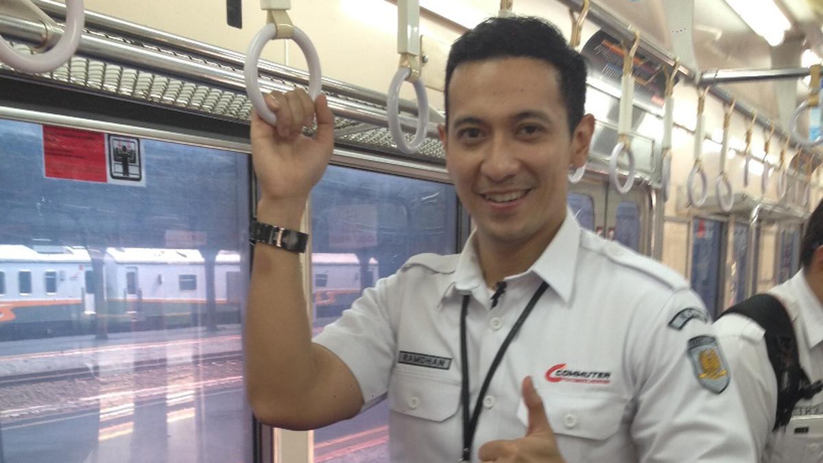 Jadi Tenar, Apakah Petugas KRL Ganteng Ini Bakal Tinggalkan KAI? - Bisnis Liputan6.com