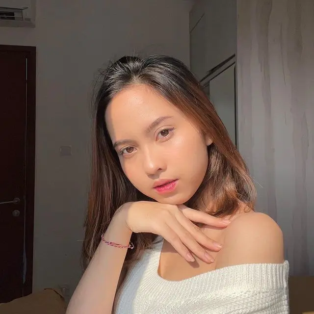 Jadi Sorotan, 6 Potret Triyana Mahadewi Istri YouTuber Turah Parthayana ...