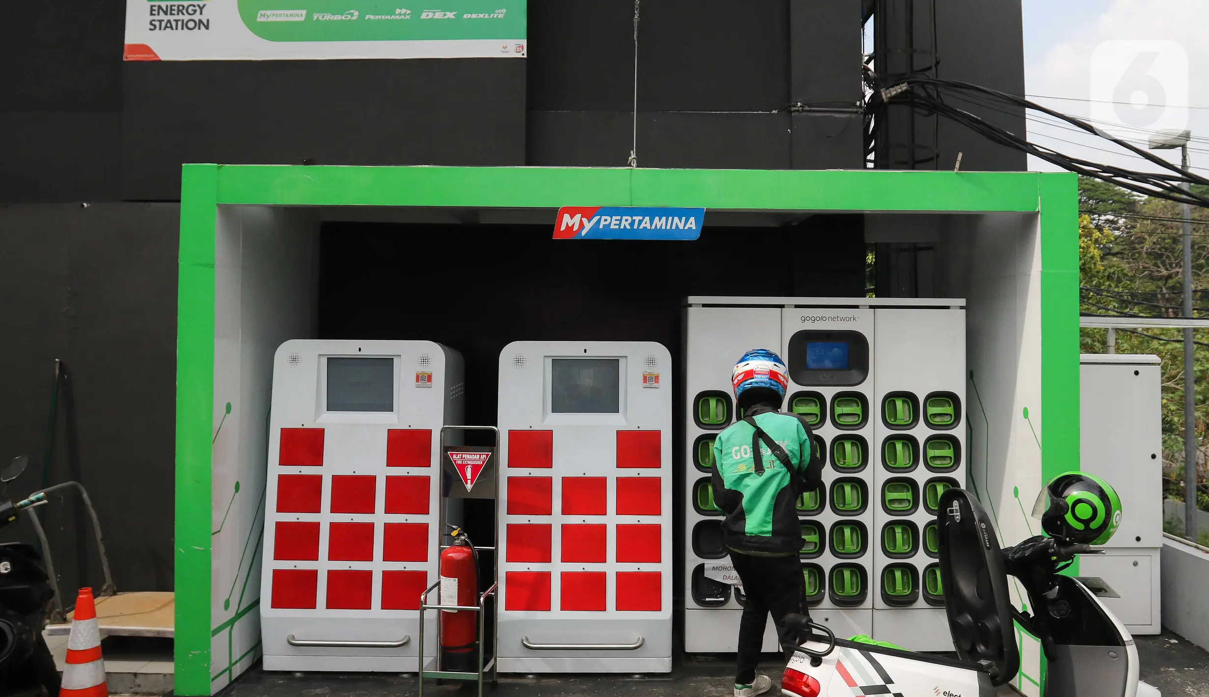 Penyediaan Penggantian dan Battery Swapping Station di SPBU - Foto ...