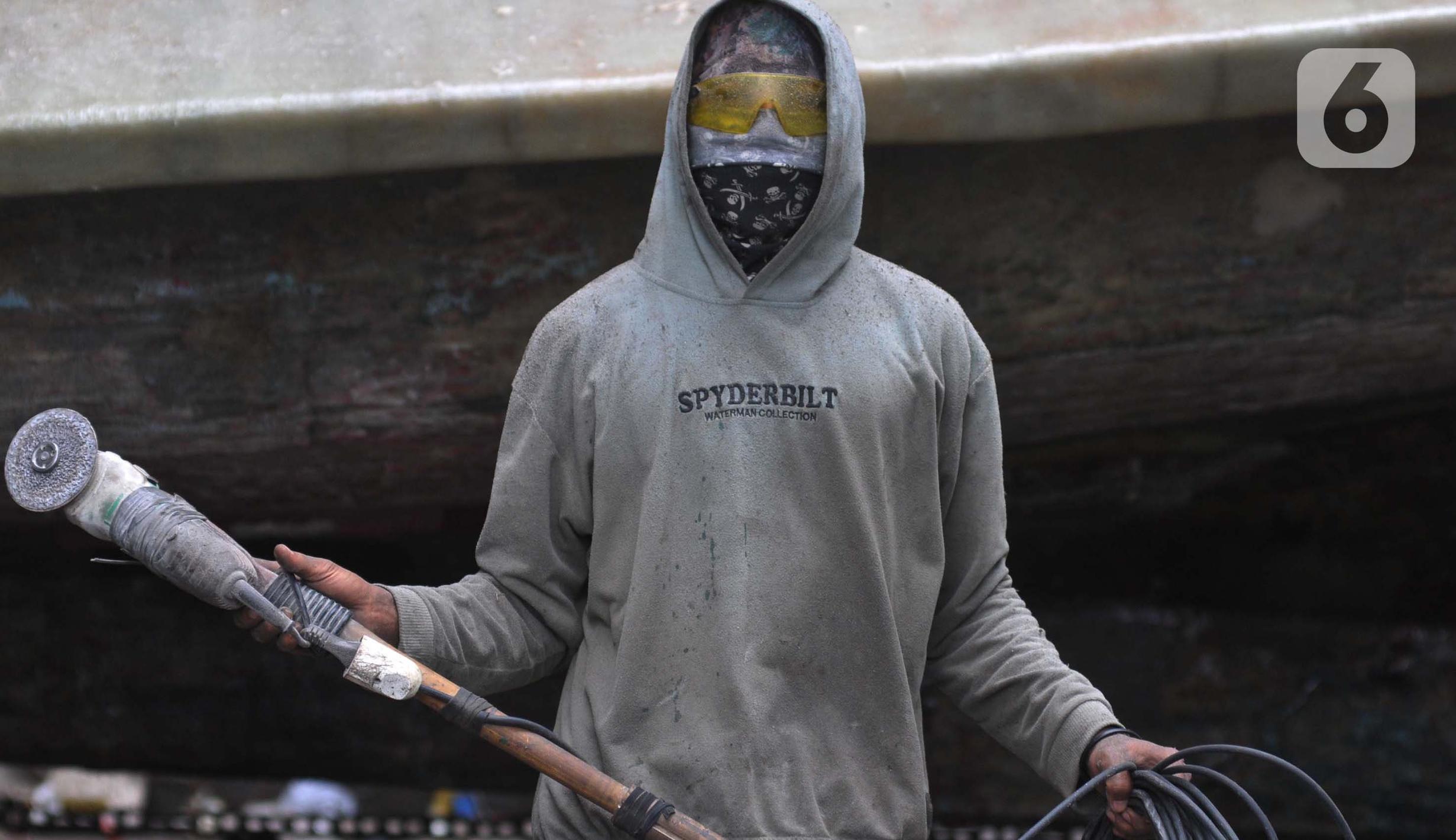 Perbaikan Kapal Nelayan di Muara Angke