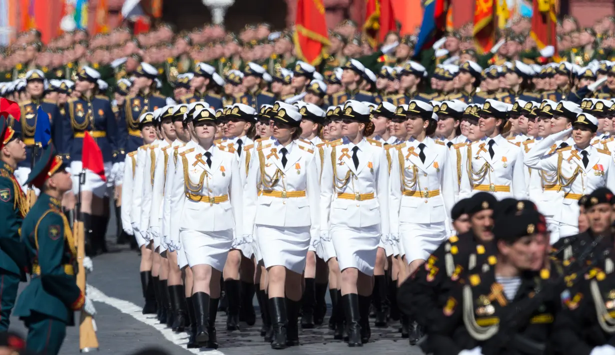 Melihat Tentara Wanita Rusia Ikuti Latihan Parade Militer - Foto ...