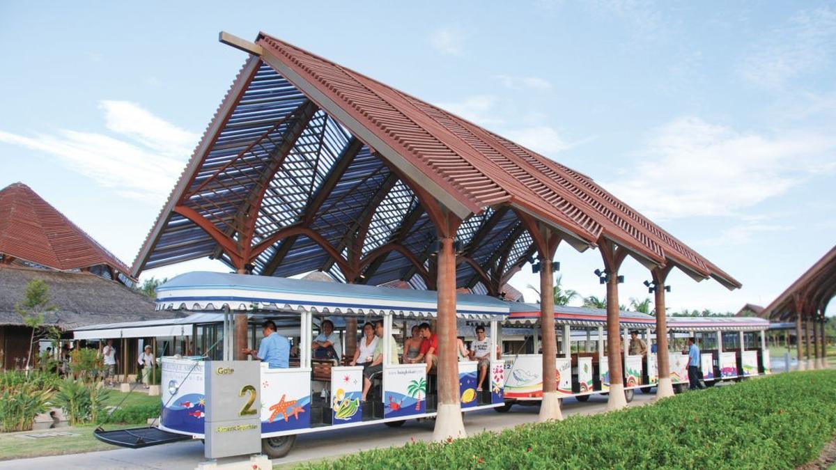 Unik, Bandara Ini Gunakan Kereta Wisata sebagai Bus Pengantar ...