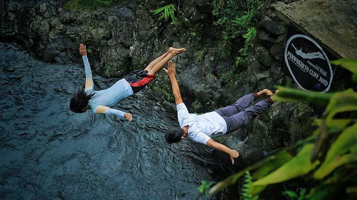 Pagi-Pagi Menguji Nyali dengan Cliff Jumping 13 Meter di Curug Telu ...