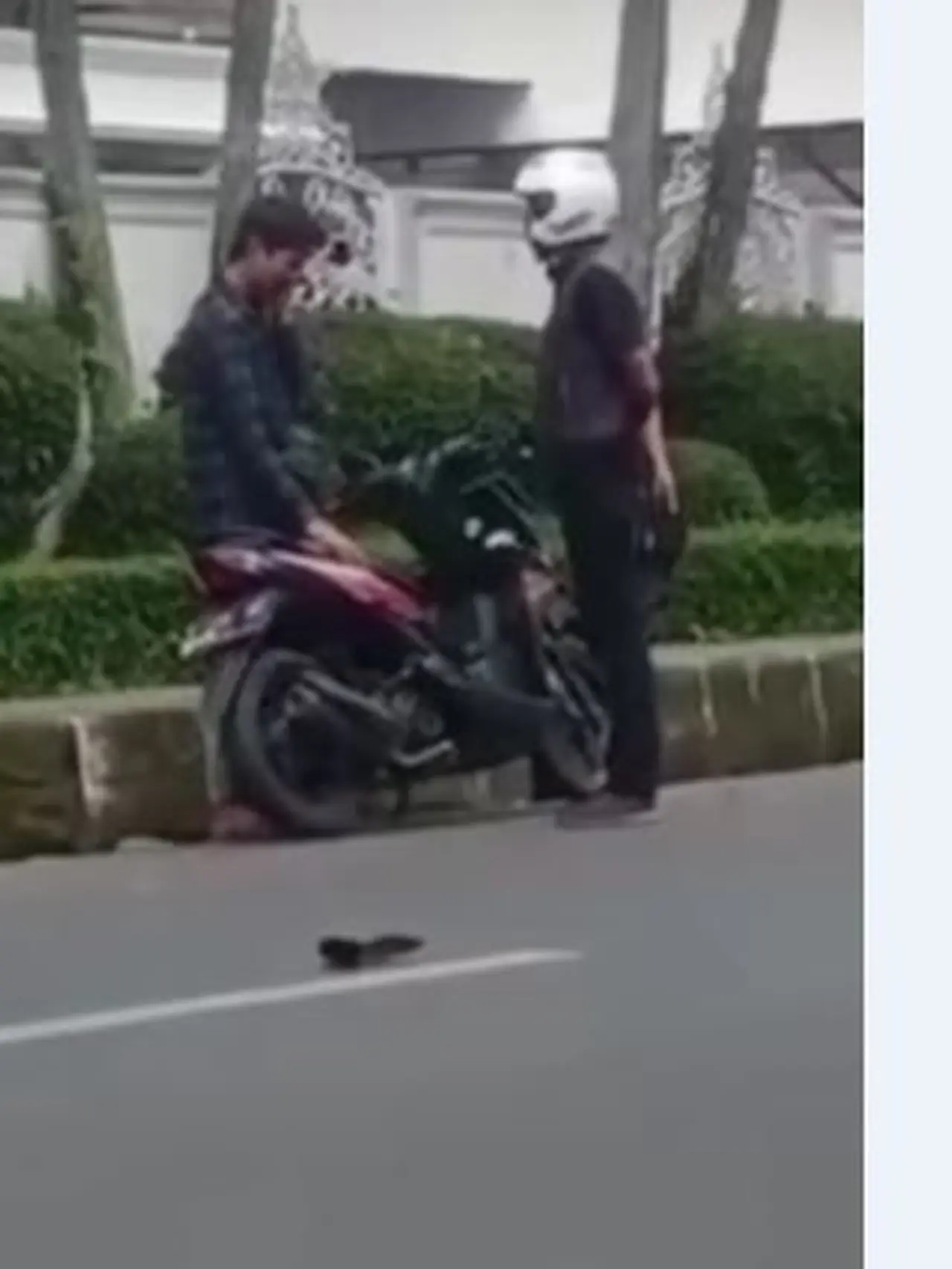 Video Viral Seorang Pria Kejang-Kejang Usai Dihantam Pengendara Motor ...