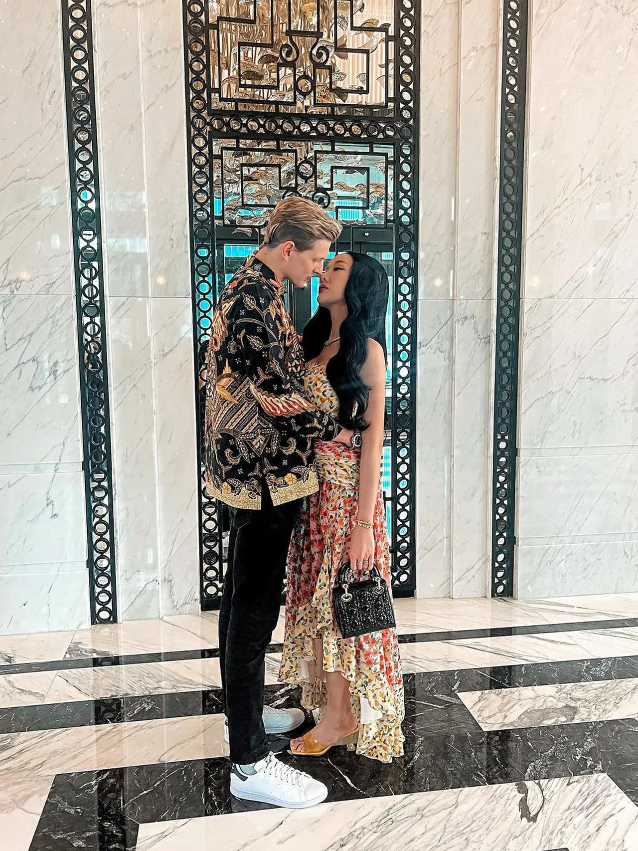 6 Potret Alan Tunangan Lucinta Luna Saat Pakai Batik, Bule Asal Ukraina - Hot Liputan6.com