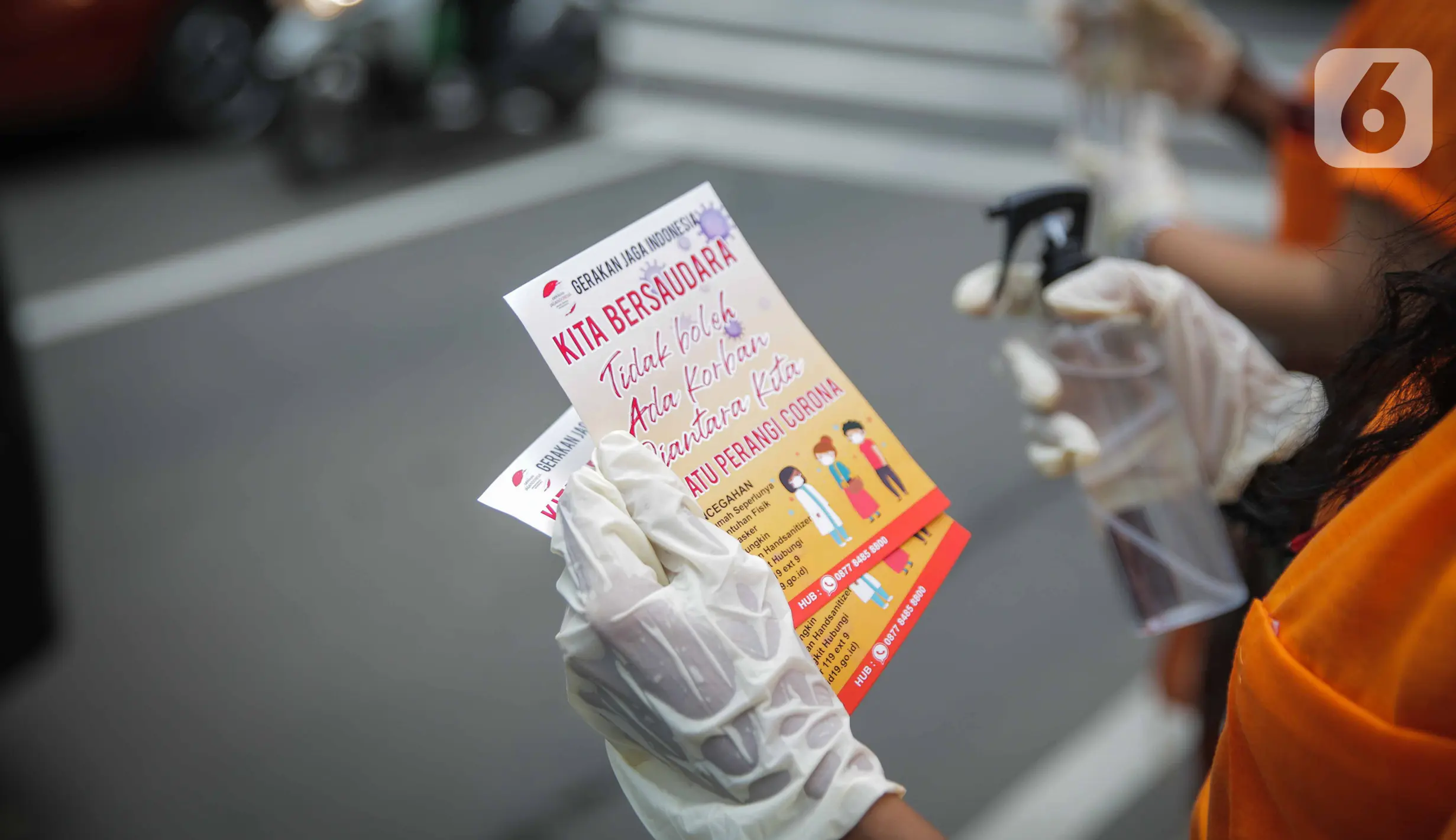 FOTO: Aksi Semprotkan Hand Sanitizer ke Pengguna Jalan - Foto Liputan6.com