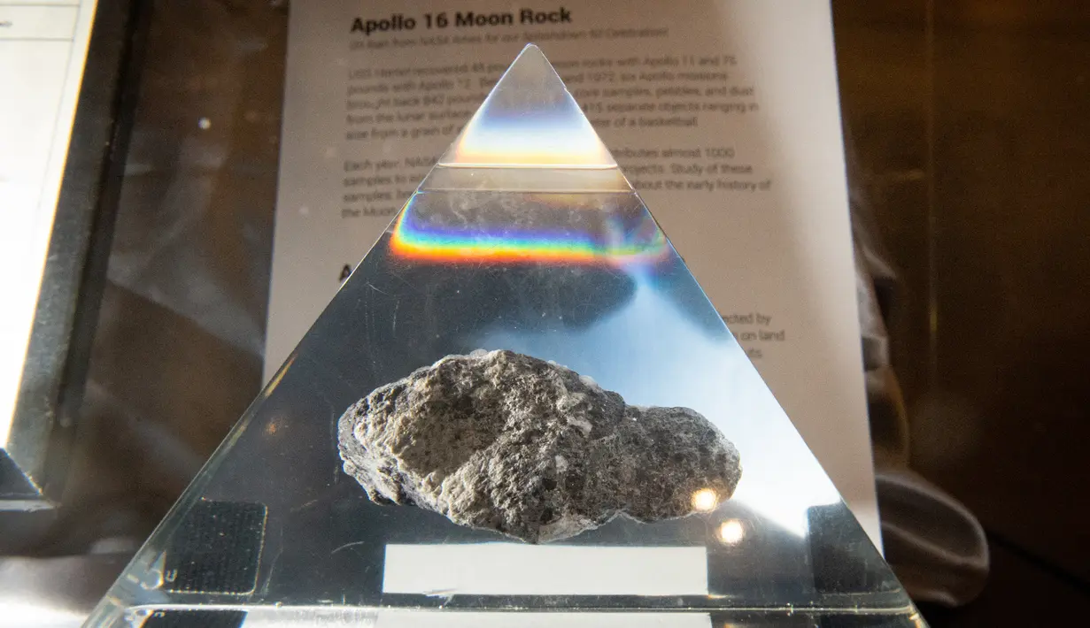 FOTO: Wujud Batu Bulan yang Dibawa Astronot ke Bumi - Foto Liputan6.com