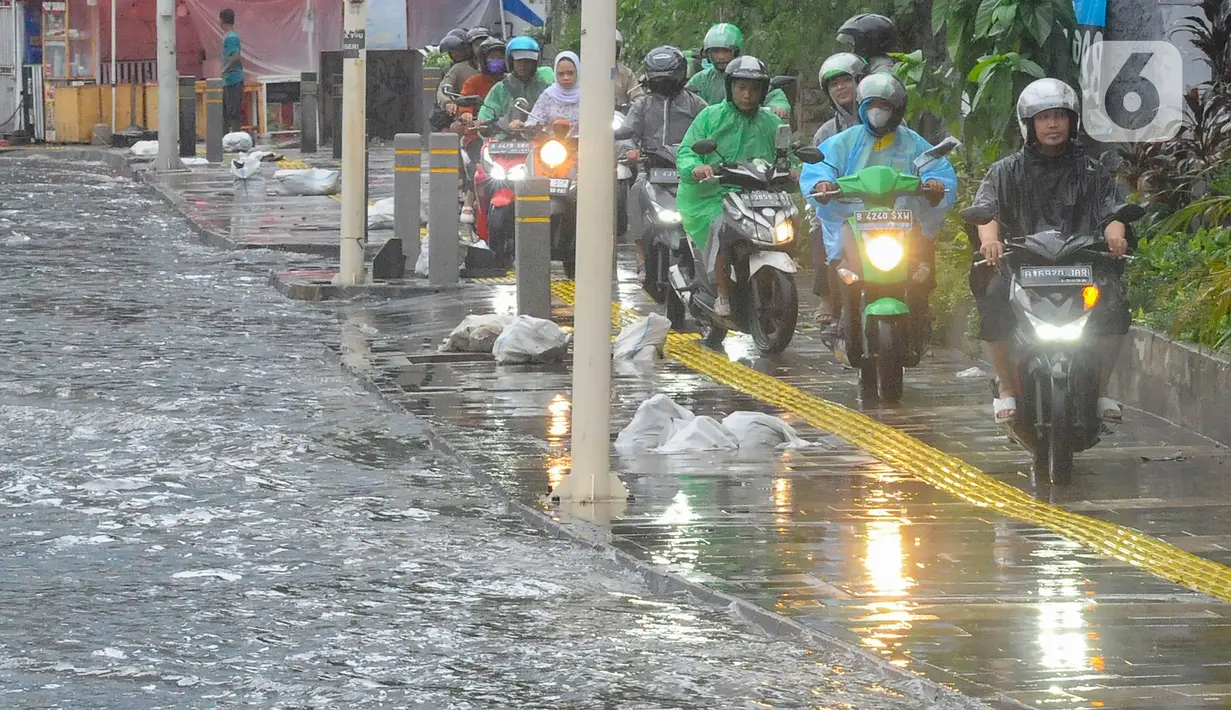 Jakarta Hujan Deras, Genangan Air Rendam Jalan Kemang Raya - Foto ...