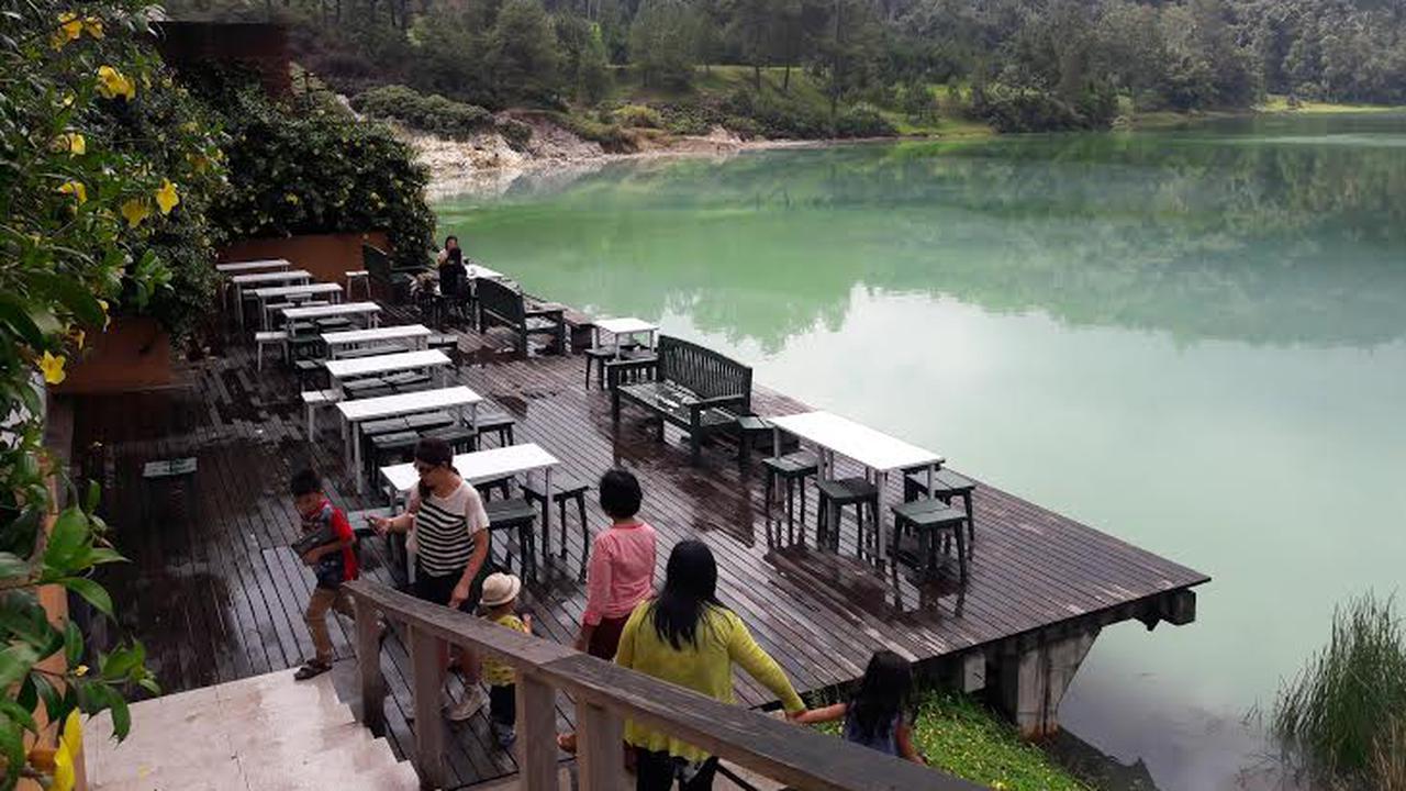 Suguhan Pesona Danau Tiga Warna di Danau Linow Tomohon