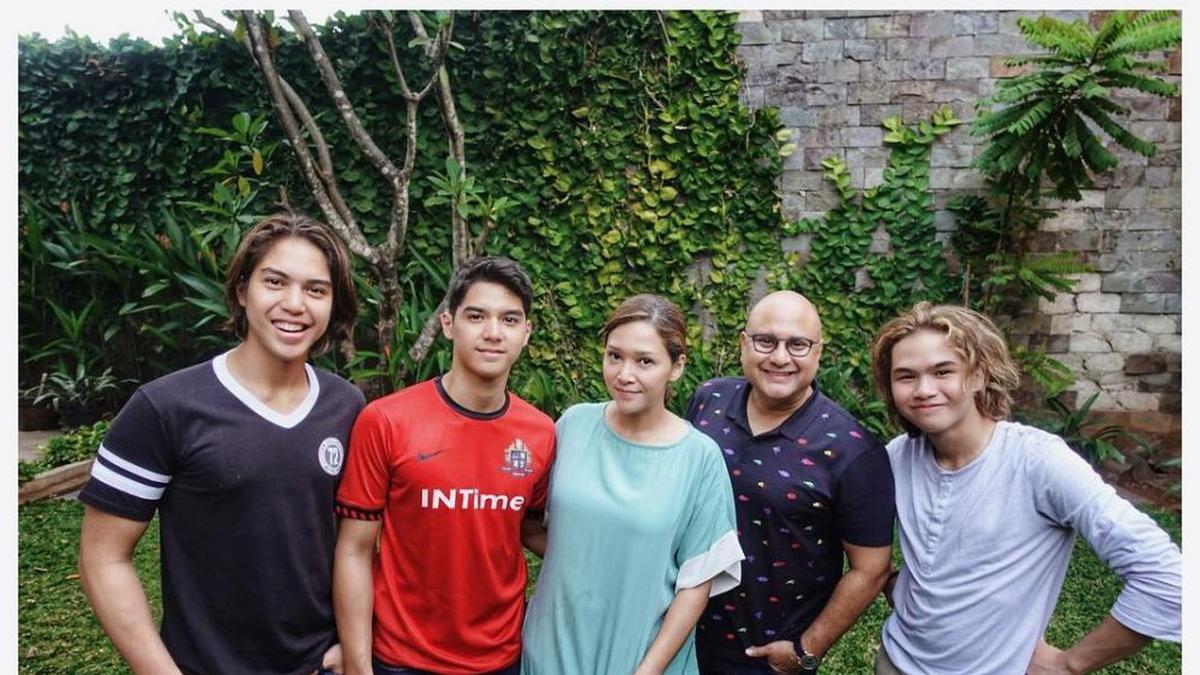 Kompak Ini Potret Kebersamaan 6 Artis Dengan Ayah Tirinya Hot 