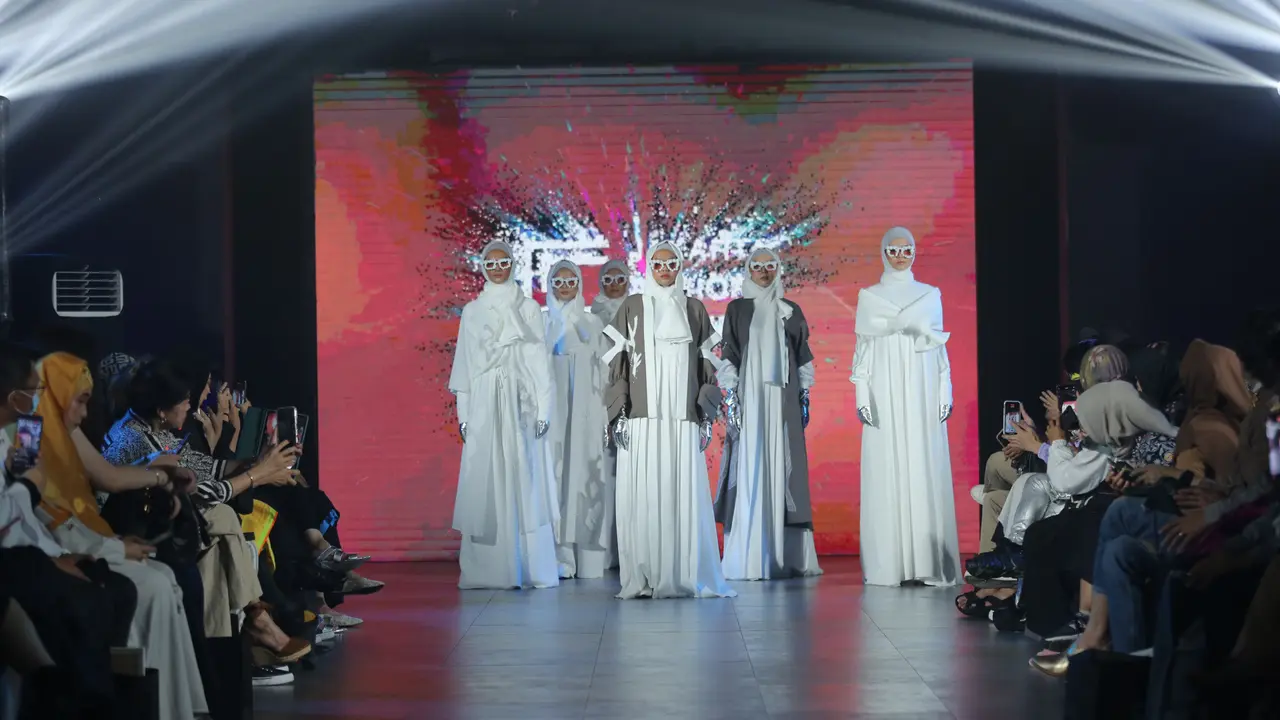 Jakarta Fashion Trend 2024 Tampilkan Wastra Nusantara Dipadukan dengan ...
