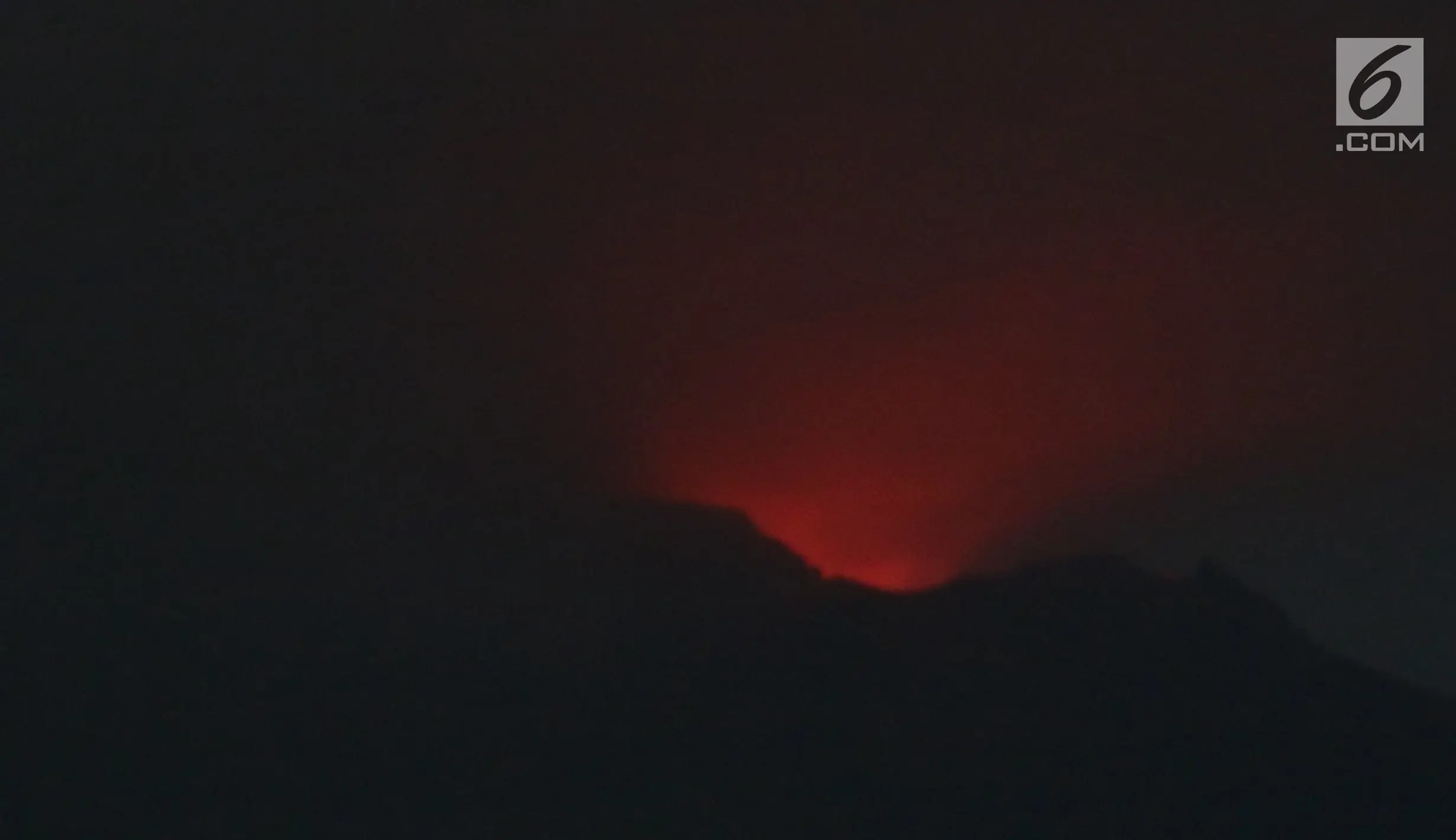 PHOTO: Penampakan Sinar Api yang Menyala Terang di Puncak Gunung Agung ...