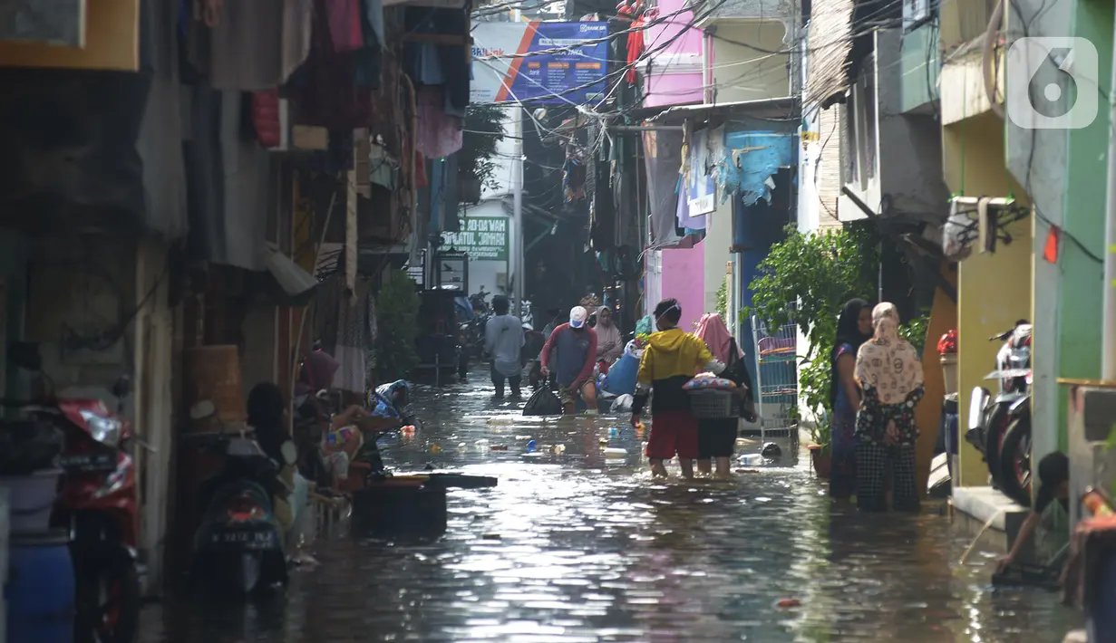 FOTO: Banjir Rob Masih Genangi Kawasan Muara Baru hingga Malam - Foto Liputan6.com