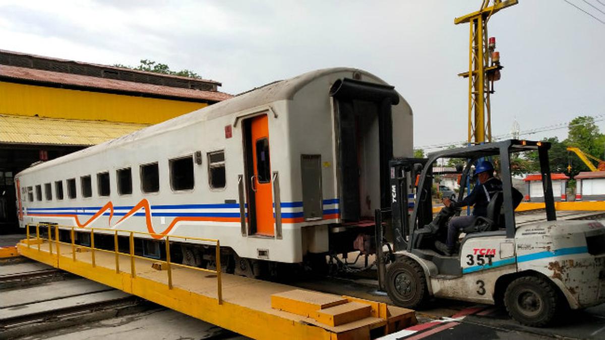 Gerbong Kereta Ekonomi - Perumperindo.co.id