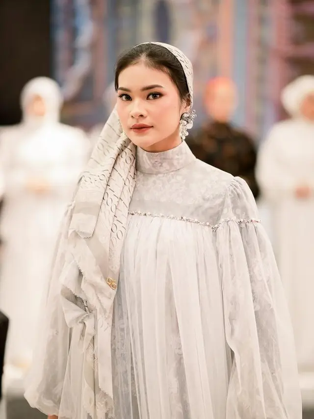 Caren Delano Sanjung Koleksi Busana Harra Lebaran 2023 Karya Muliani Alif, Terinspirasi Kota ...