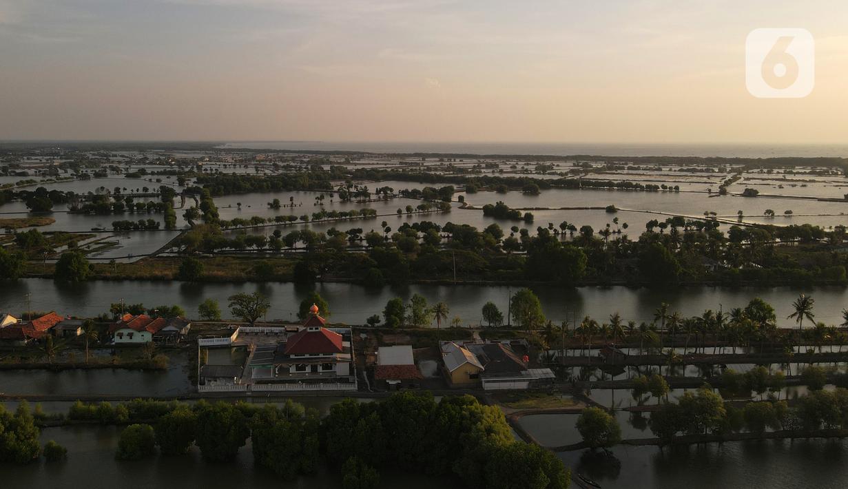 FOTO: Kenaikan Air Laut Pantai Bahagia Muara Gembong - Foto Liputan6.com