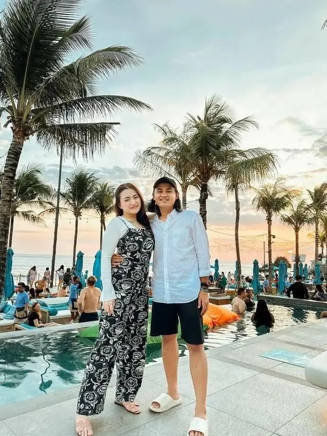Dikabarkan Putus, Ini 8 Momen Mesra Nathalie Holscher dan Yogi Ilham yang Curi Perhatian - Hot ...