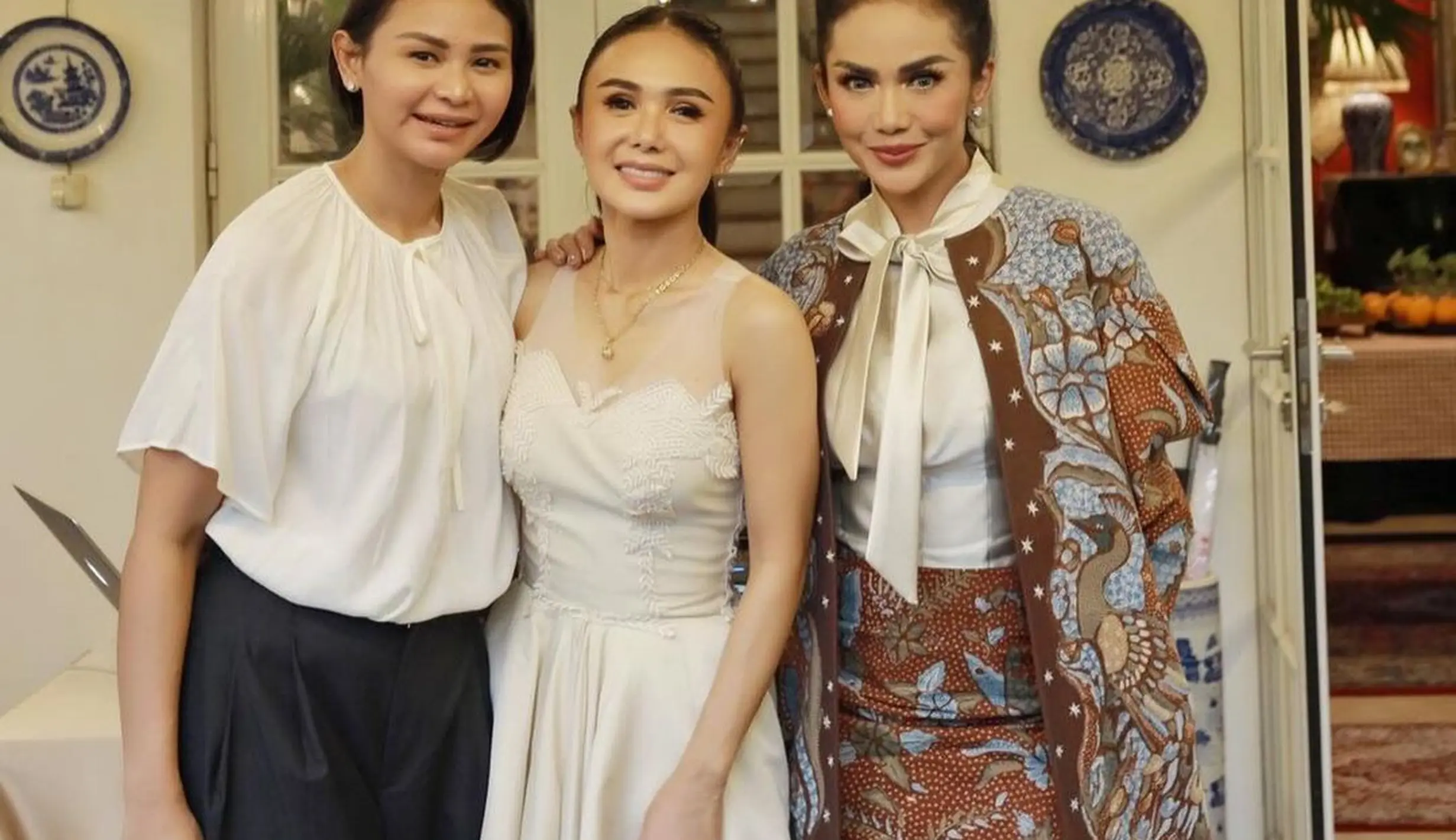 6 Potret Tampilan Awet Muda Yuni Shara Dibalut Dress Tanpa Lengan saat Rayakan Ulang Tahun ke-52 ...