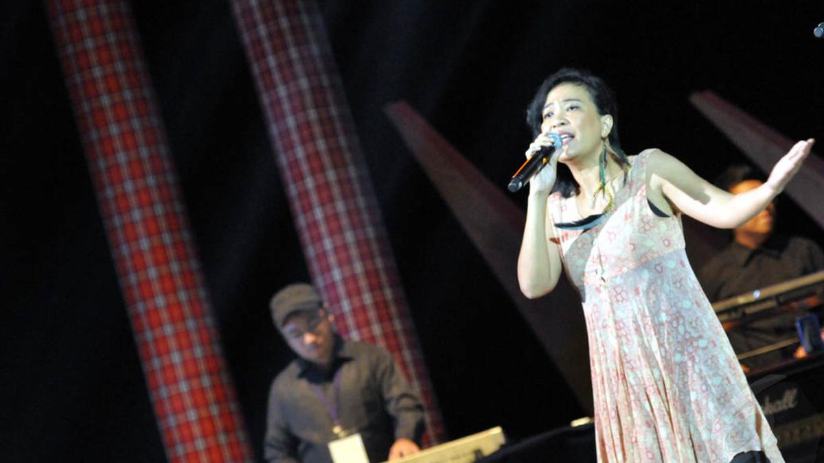 Lirik Lagu Single Happy - Oppie Andaresta - Ragam Bola.com