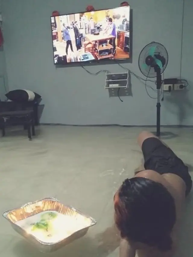 6 Pose Bapak-Bapak Serius Nonton TV Ini Kelewat Absurd - Hot Liputan6.com