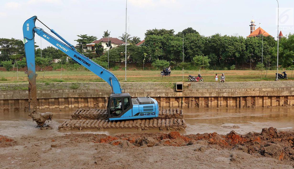 FOTO: Tingkatkan Daya Tampung, Setu Babakan Dikeruk - Foto Liputan6.com