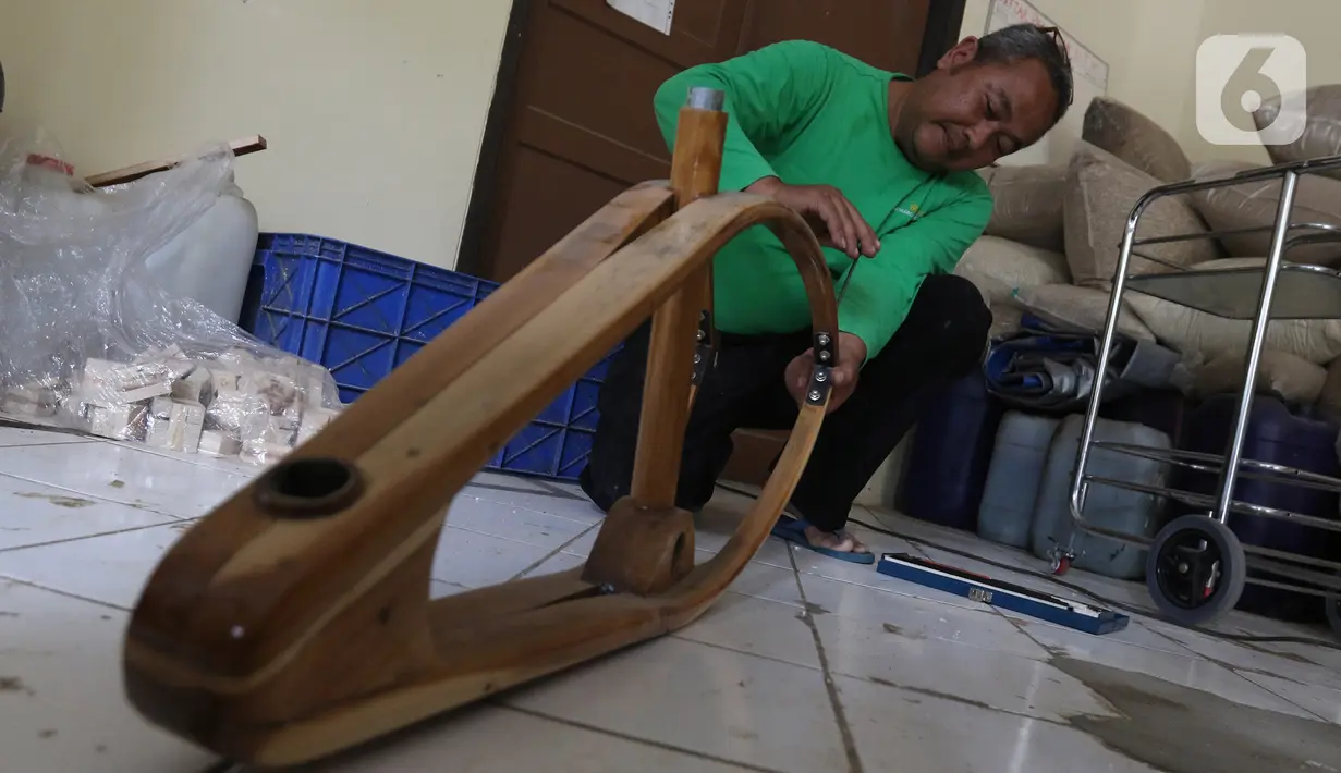 FOTO: Melihat Proses Pembuatan Sepeda Kayu - Foto Liputan6.com